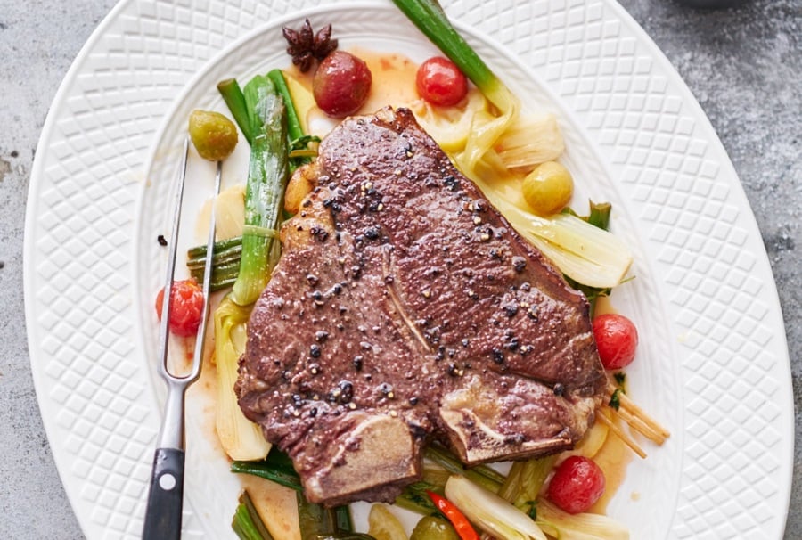 T-Bone & Porterhouse mit karamellisierten Bundzwiebeln und Würztomaten ...