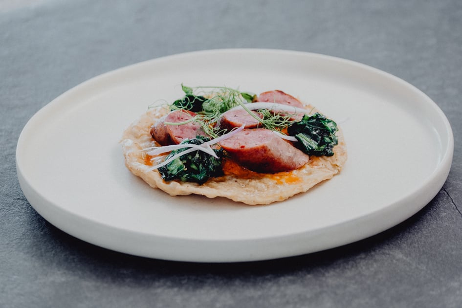 Wagyu Wurst Taco mit Pak Choi & Salsa | LUMA Delikatessen