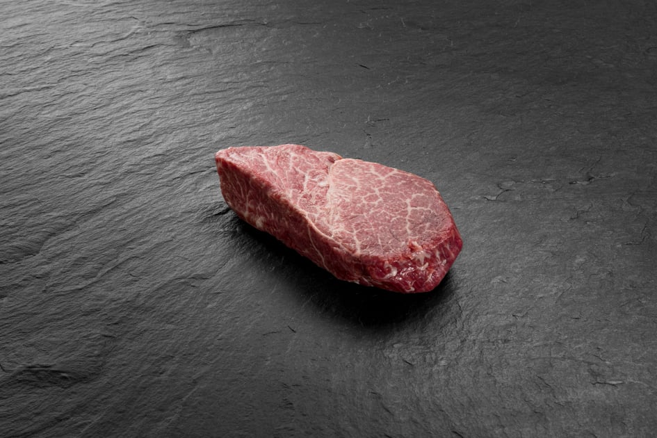 Steak de filet de bœuf Wagyu A5+ originaire du Japon acheter chez LUMA ...